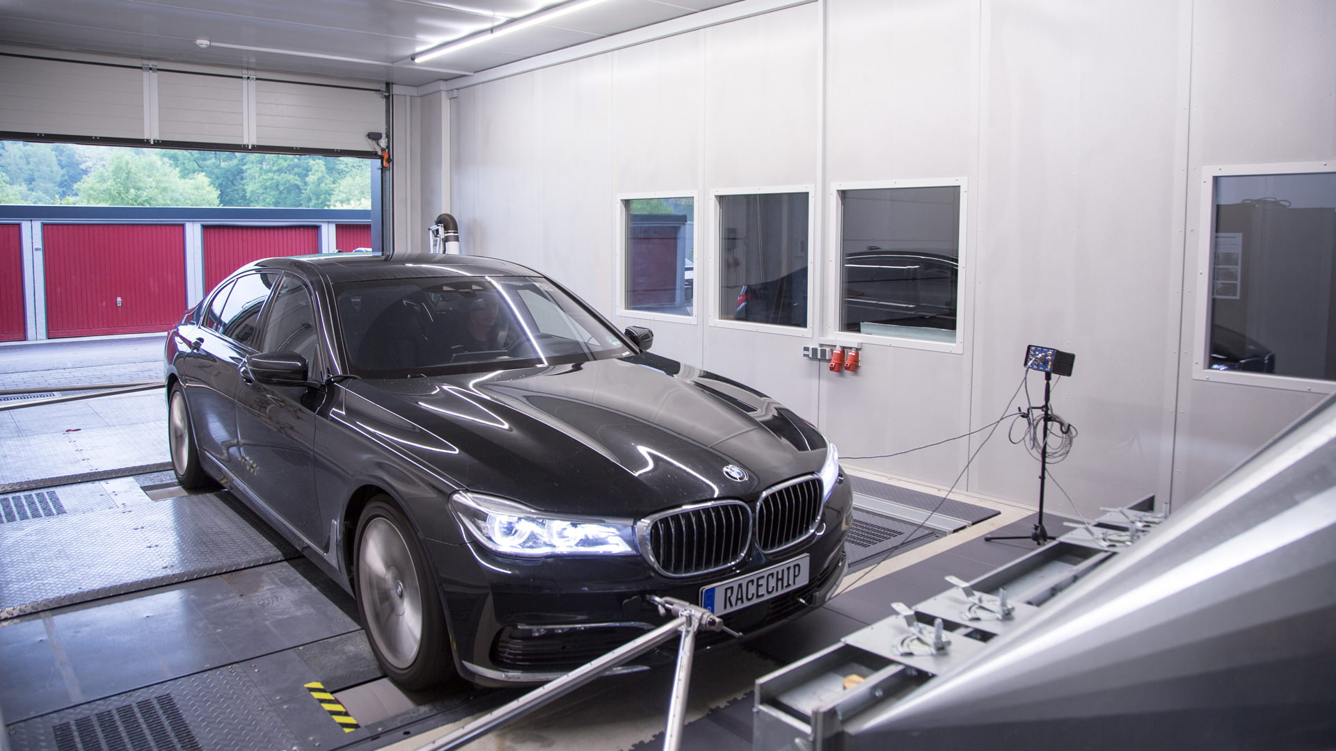 Incredible performance increase of the BMW 740i - RaceChip News